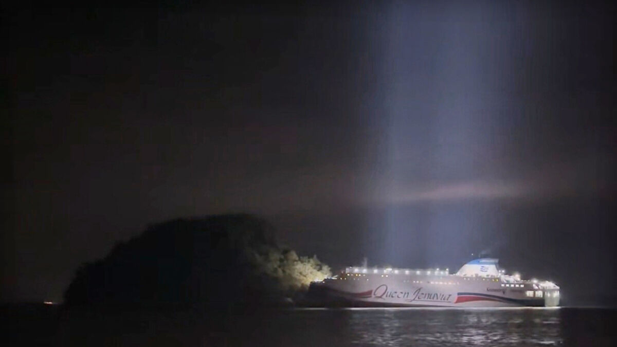 Three injured after South Korean ferry carrying hundreds of people runs ...