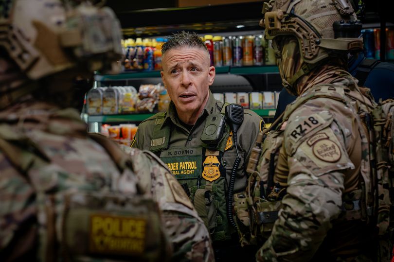 Captan a comandante de Patrulla Fronteriza preguntando a un hombre ...