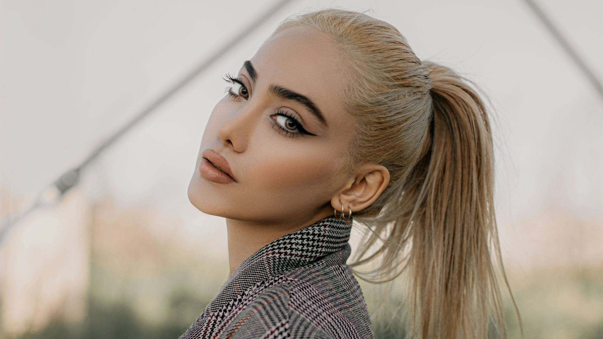 Why You Should Stop Chasing People & Let Them Come To You