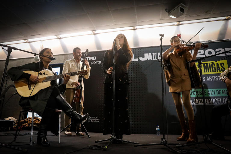 Las Migas actúa por sorpresa en el Metro de Barcelona después de su ...