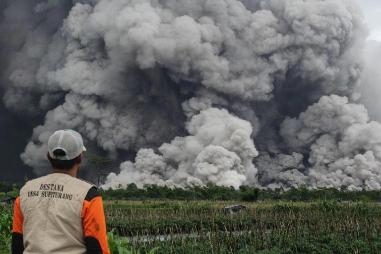 Volcán Semeru entra en erupción y deja IMAGENES IMPRESIONANTES en la ...