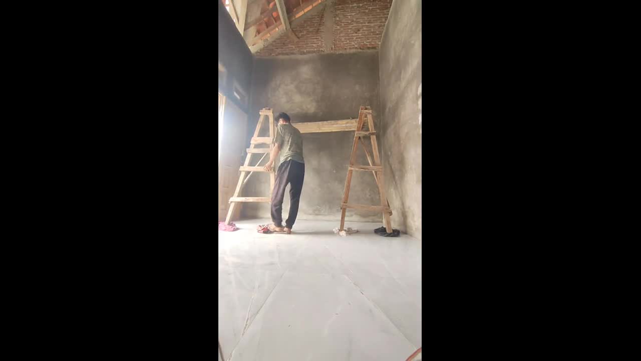 Man falls from makeshift scaffold while working in Banyumas, Indonesia