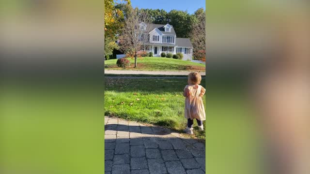 Toddler Runs To Greet Sister Off School Bus Every Day | Happily TV