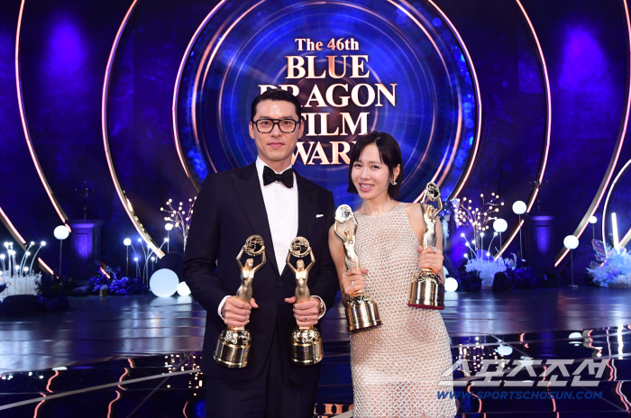 Hyun Bin ♥ Son Ye-jin won the first-ever Best Male and Female Actor ...