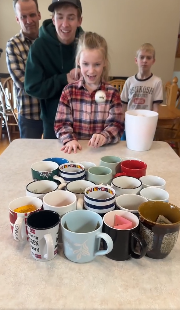 Coffee Mug Bounce Game – Fun for Kids and Family