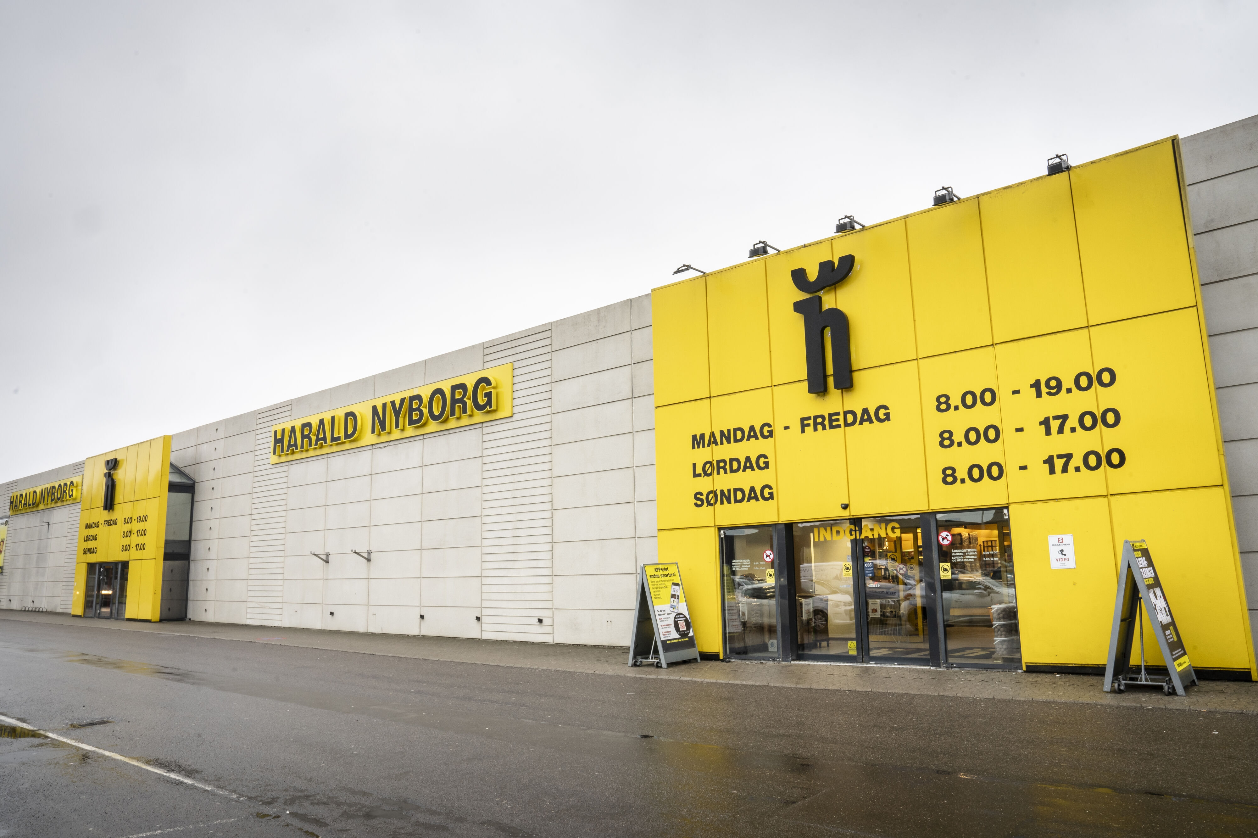 Tyve gik på rov efter elværktøj og vvs-artikler over hele landet