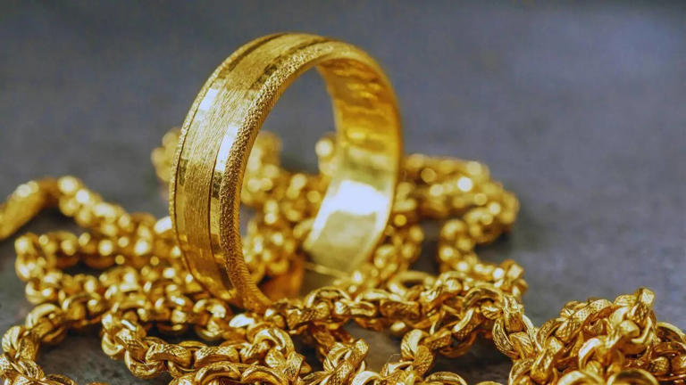 Chant these 5 mantras daily for attracting wealth and good fortune