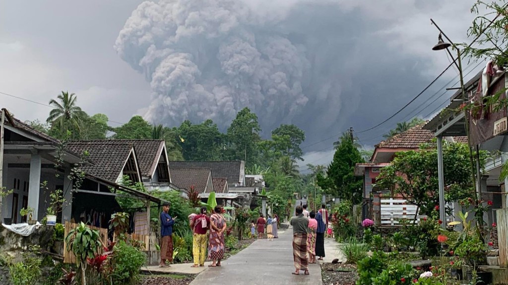 People evacuated after Indonesian volcano erupts and spouts 54,000ft ...