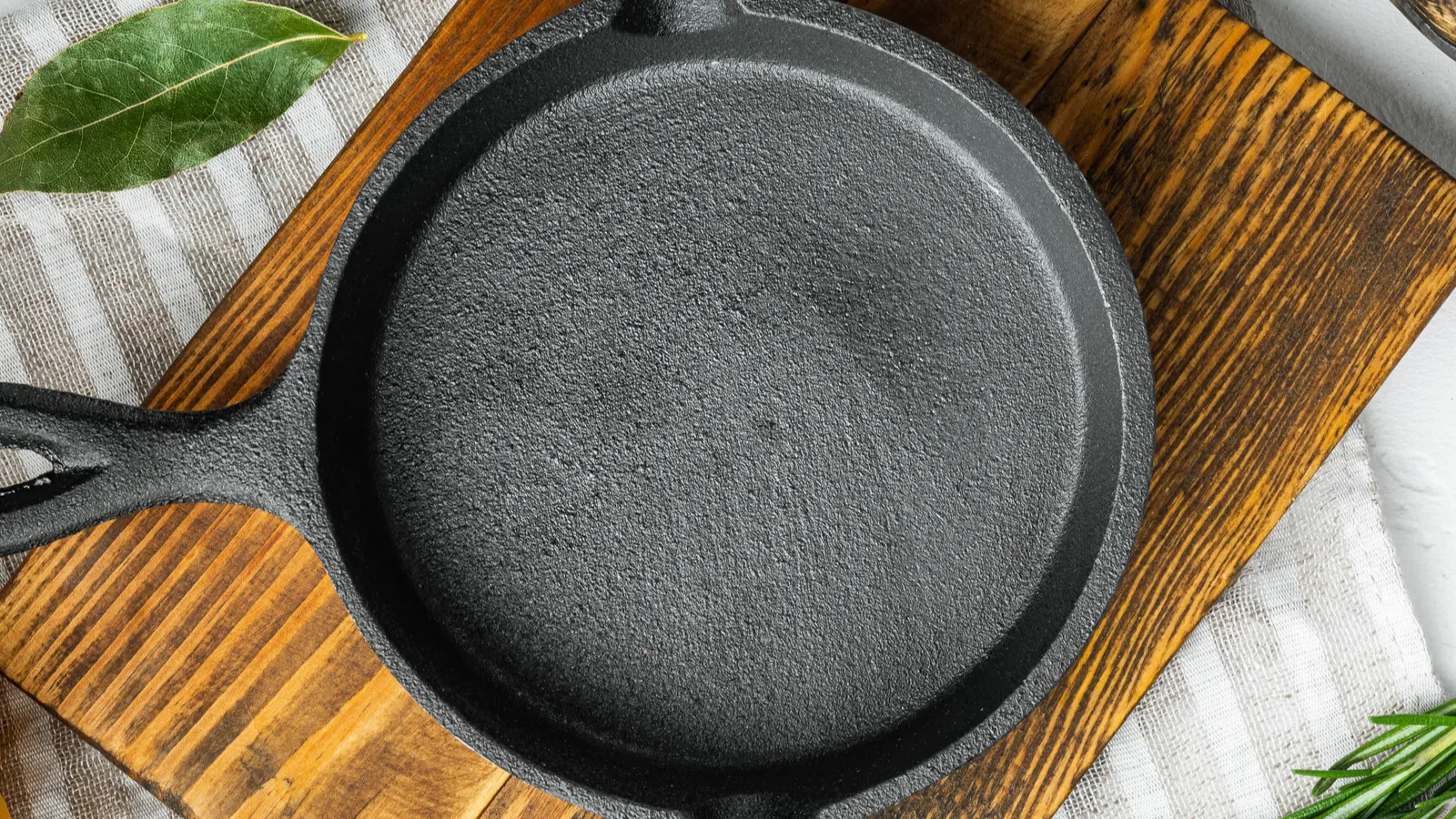 11 cast iron cooking mistakes that affect flavor and texture