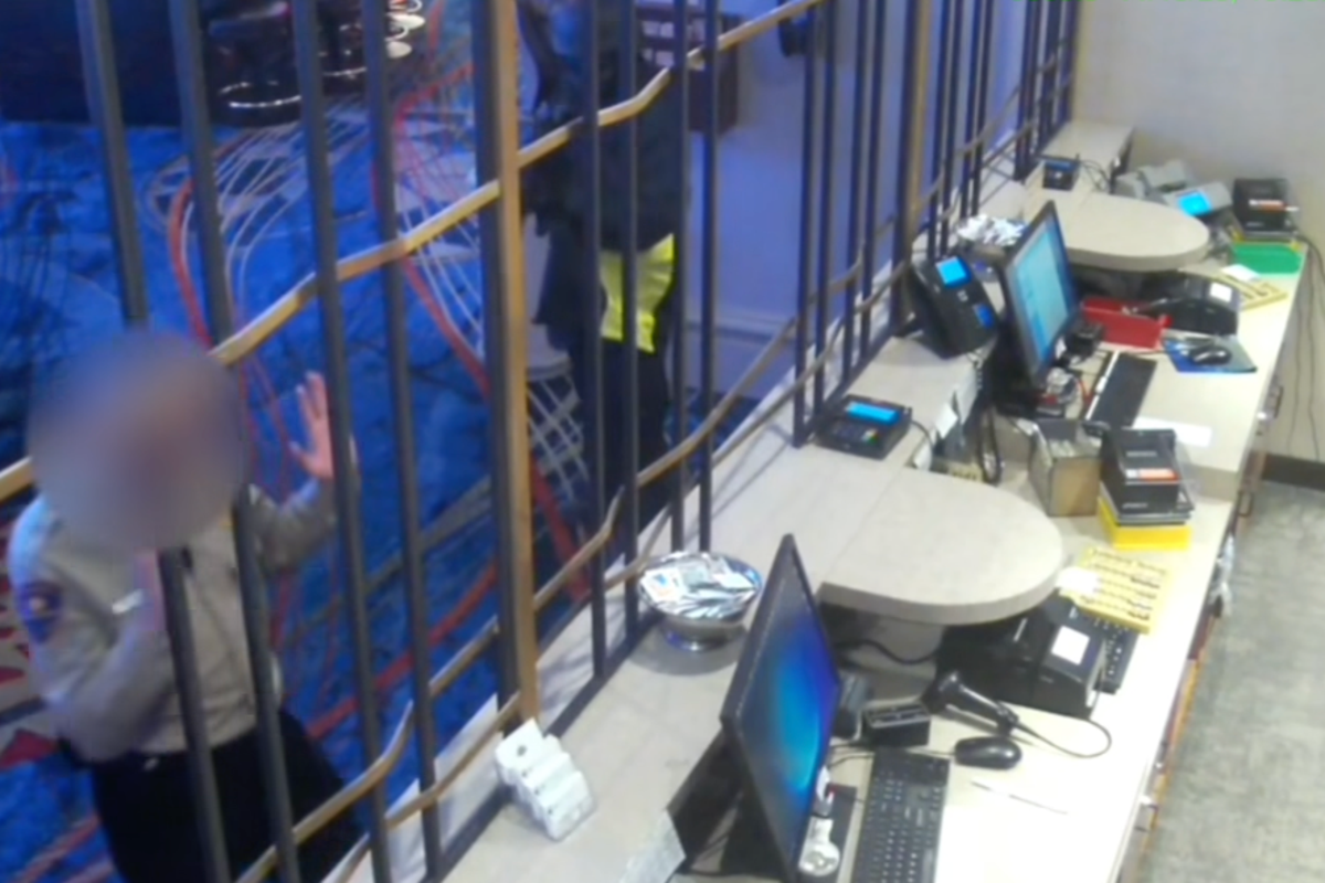 Security flees when robber pulls out rifle during Vegas casino heist