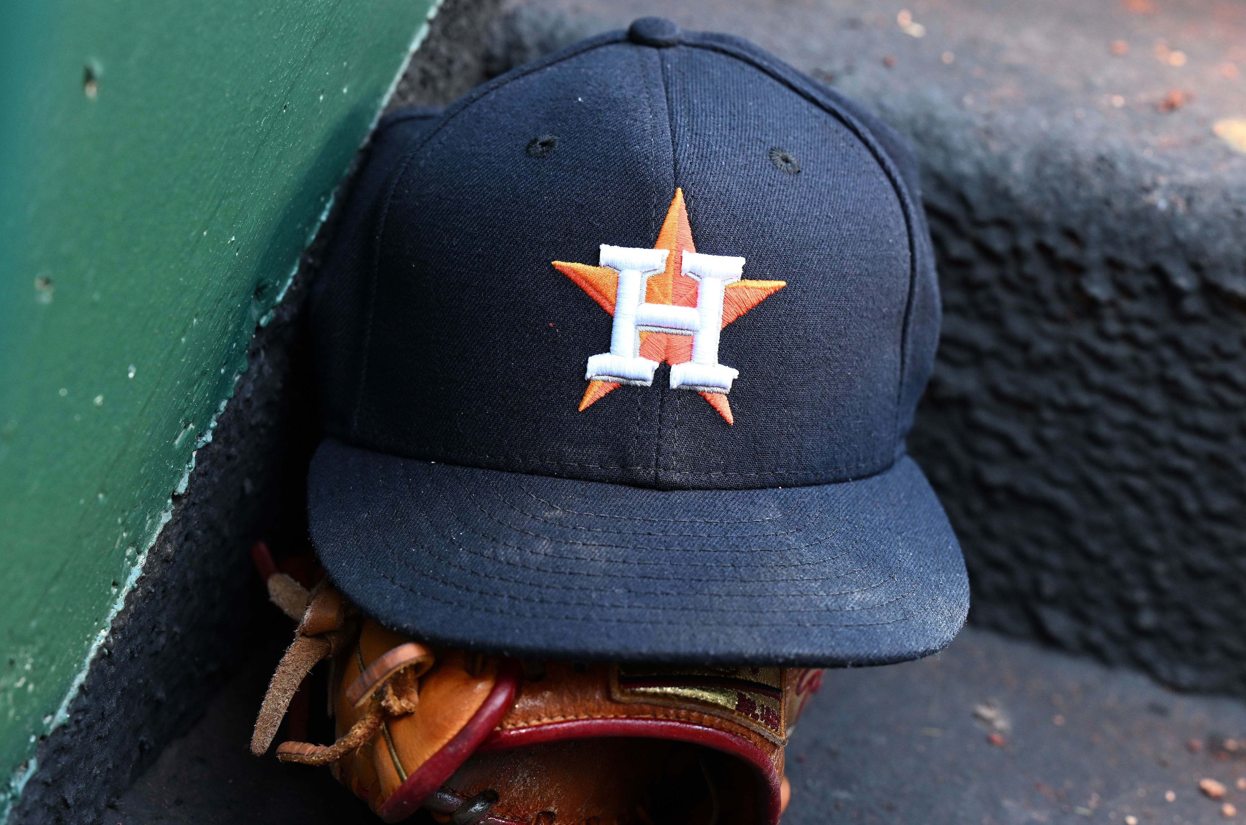 Astros abruptly cut ties with 6-year veteran Gold Glover