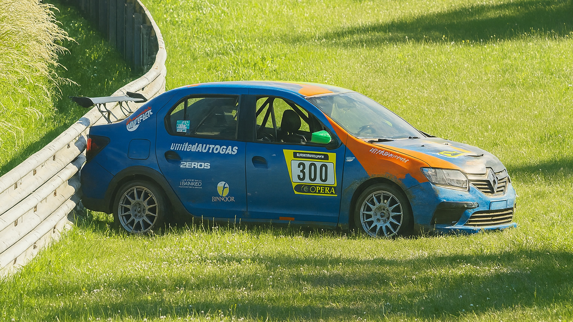 Dacia Logan choca contra un Aston Martin en Nürburgring