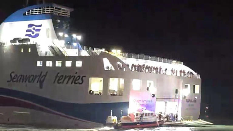 Hundreds rescued from South Korean ferry that ran aground