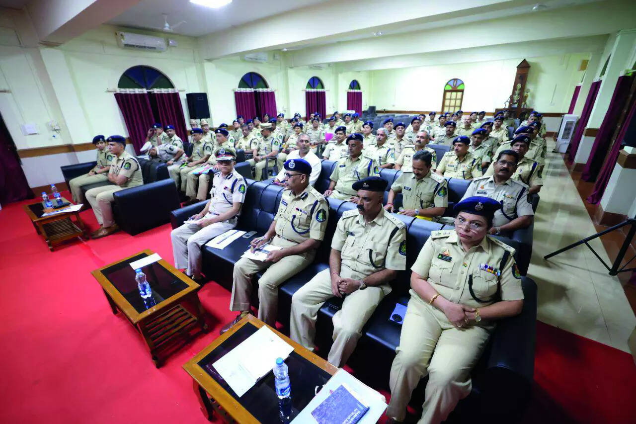 Dacoits remain at large after Baina break-in