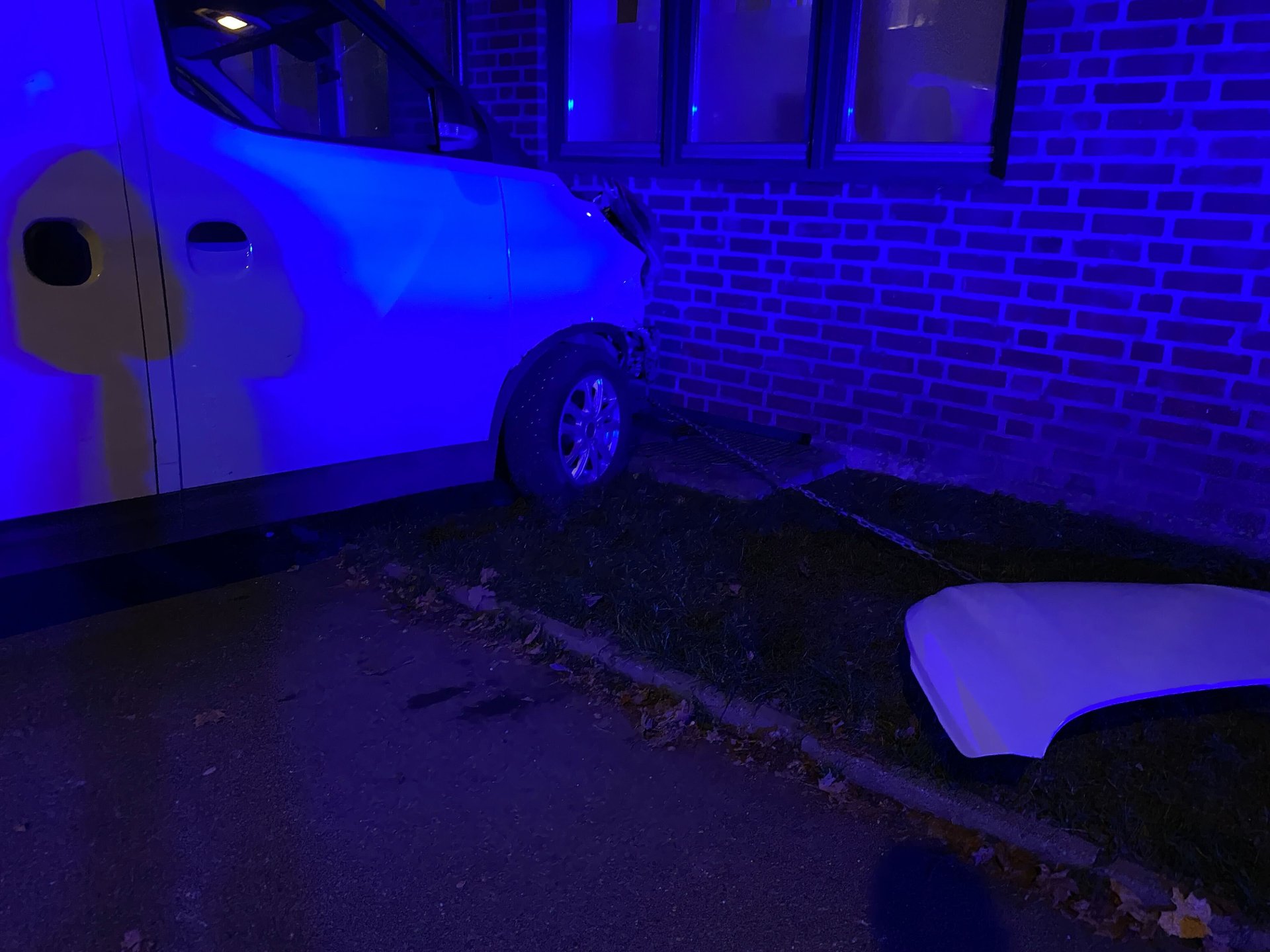 Bil har kjørt inn i husvegg i Oslo