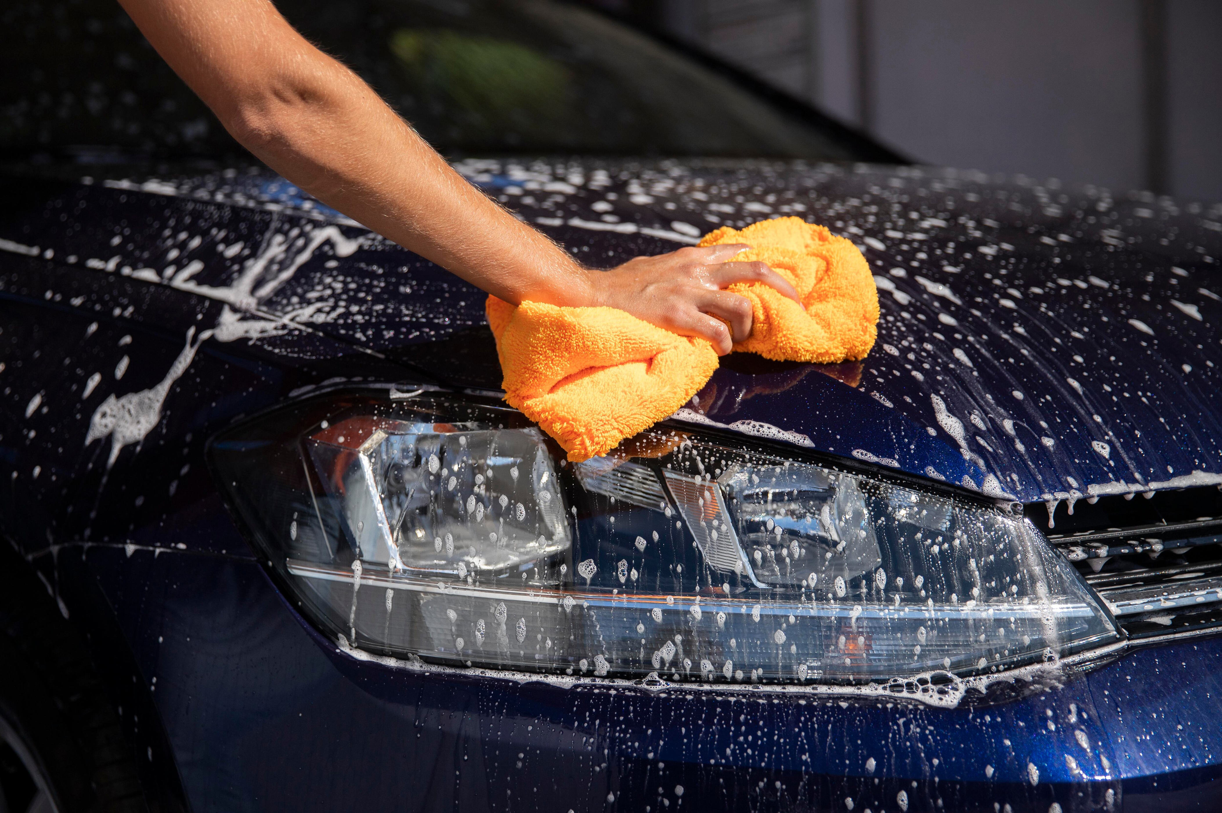 Cómo proteger la pintura del carro del sol, la lluvia y la contaminación