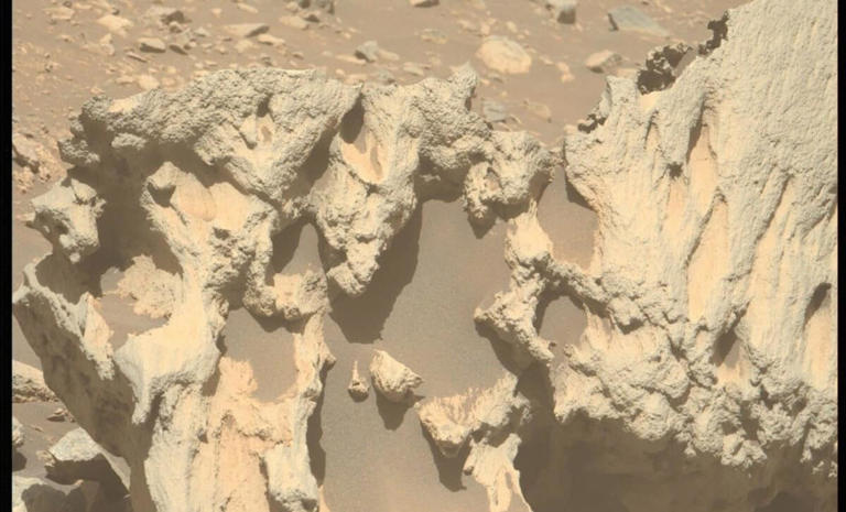 It’s Unsettling – NASA Rover Found a Rock on Mars That Doesn’t Belong There