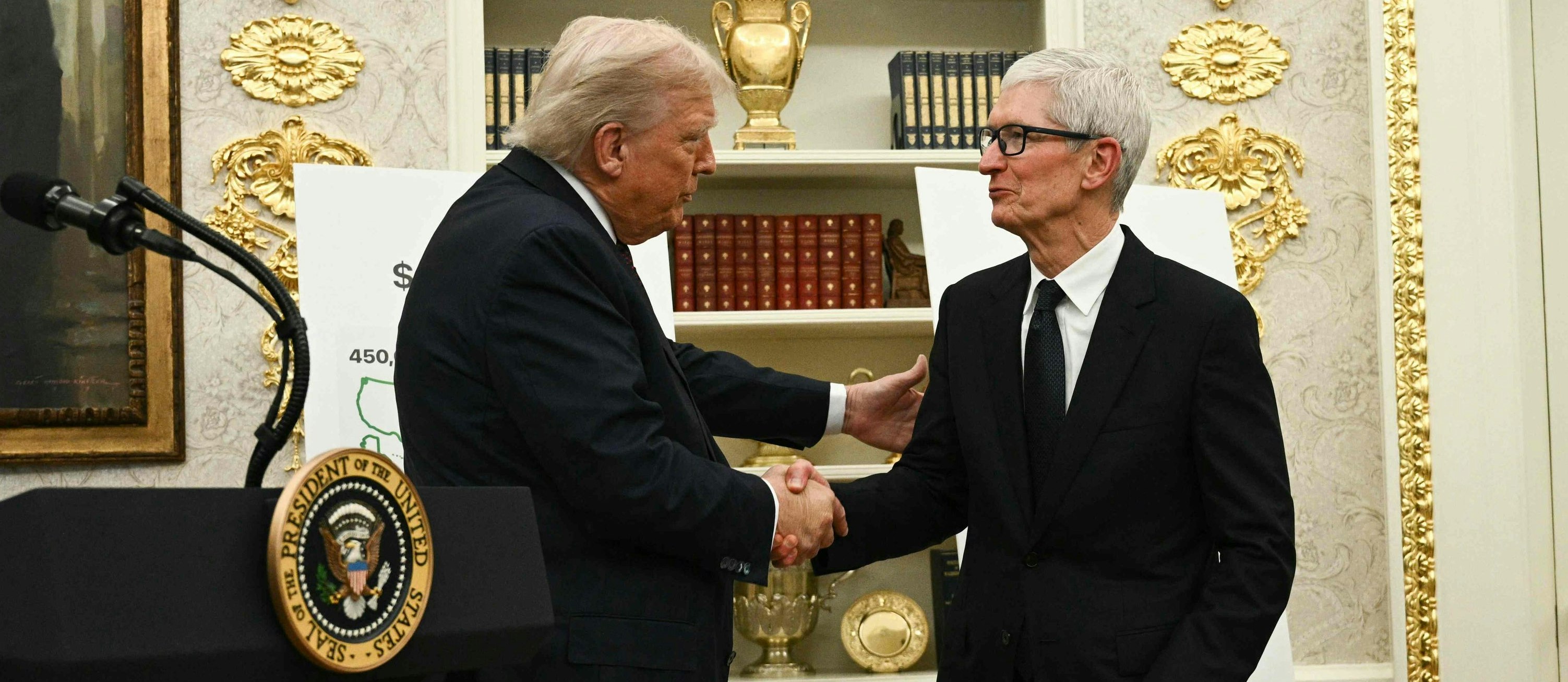 Klappe halten! Einschleimen! So kämpfen Bosse um die Gunst von Trump