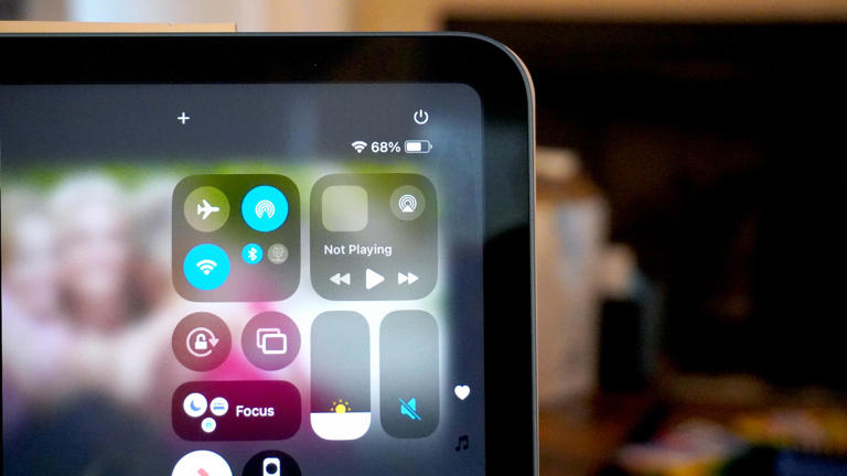 I changed 6 settings on my iPad to instantly improve the battery life ...