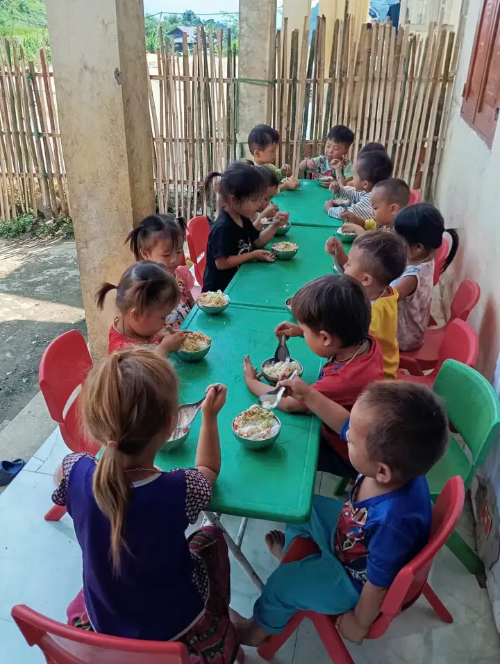 Cô giáo vùng cao lội suối, vượt dốc gánh cơm có thịt lên non cho học trò