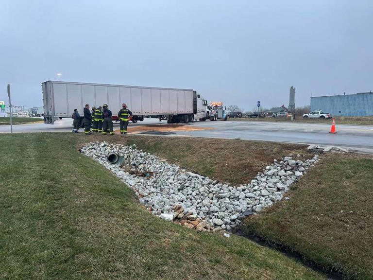 Crews clean up 100 gallons of diesel fuel after crash in Hendricks County