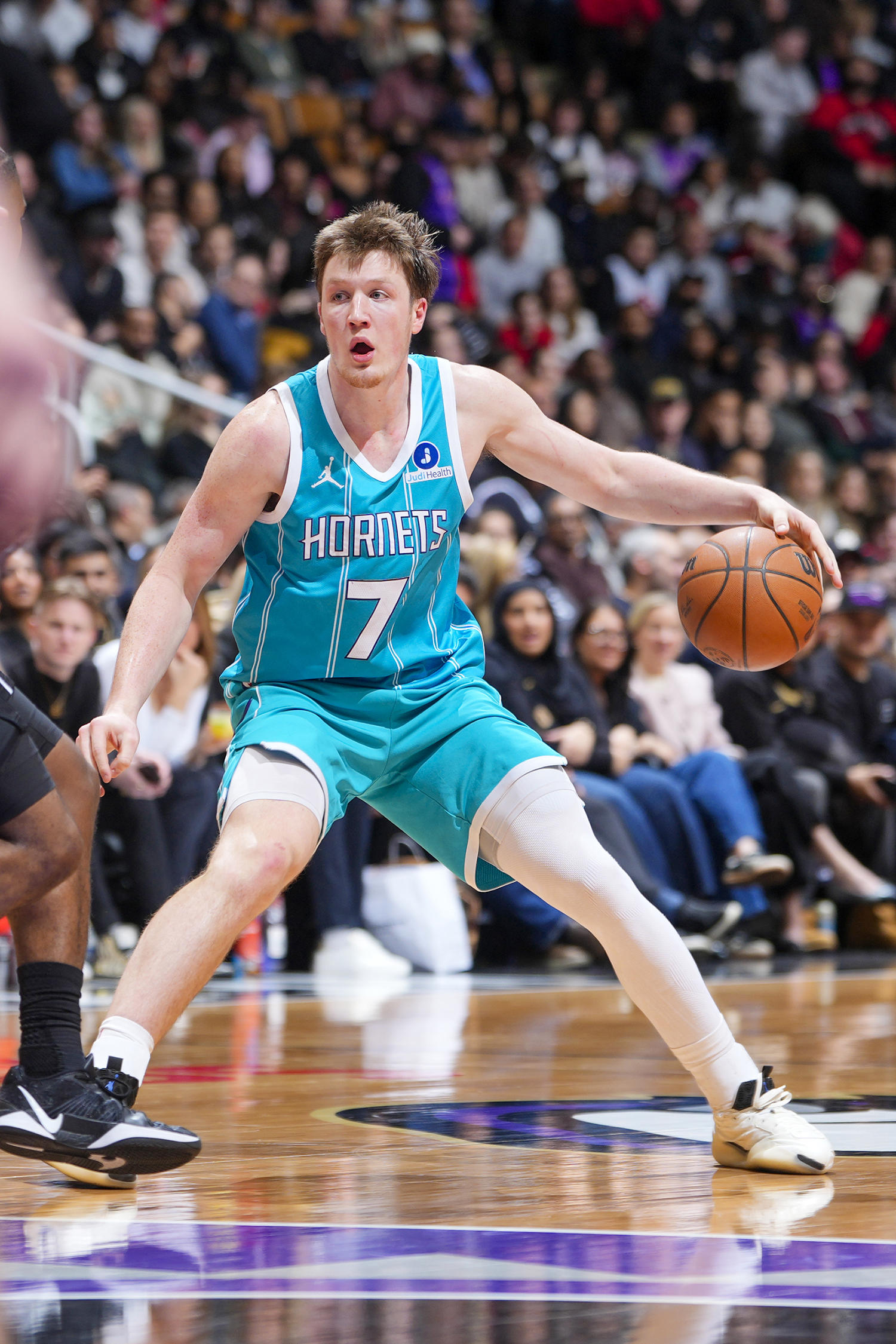 A family invited their NBA son to dinner. The whole team showed up.