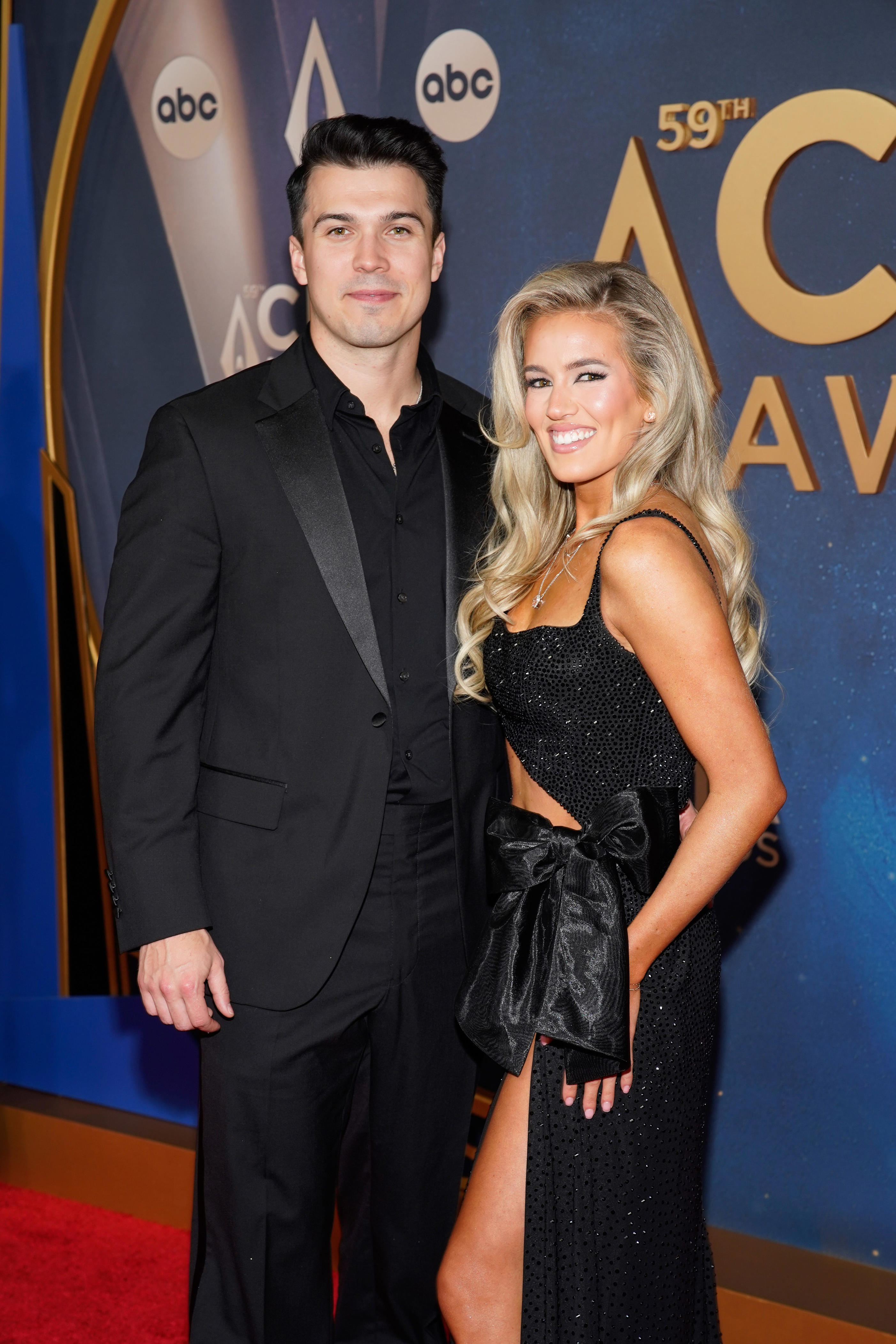 Stars stun on the 2025 CMA Awards red carpet. See the best looks on ...