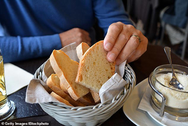 Etiquette expert reveals the table manners you don't know... but ...