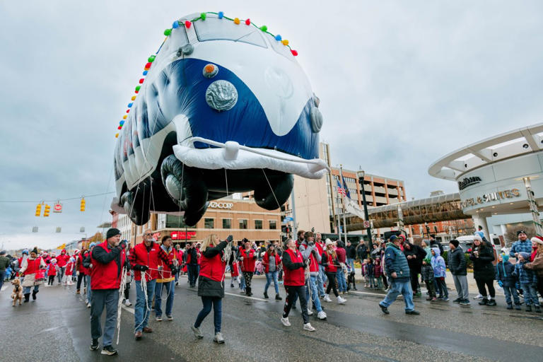 Thousands attend downtown Kalamazoo holiday parade