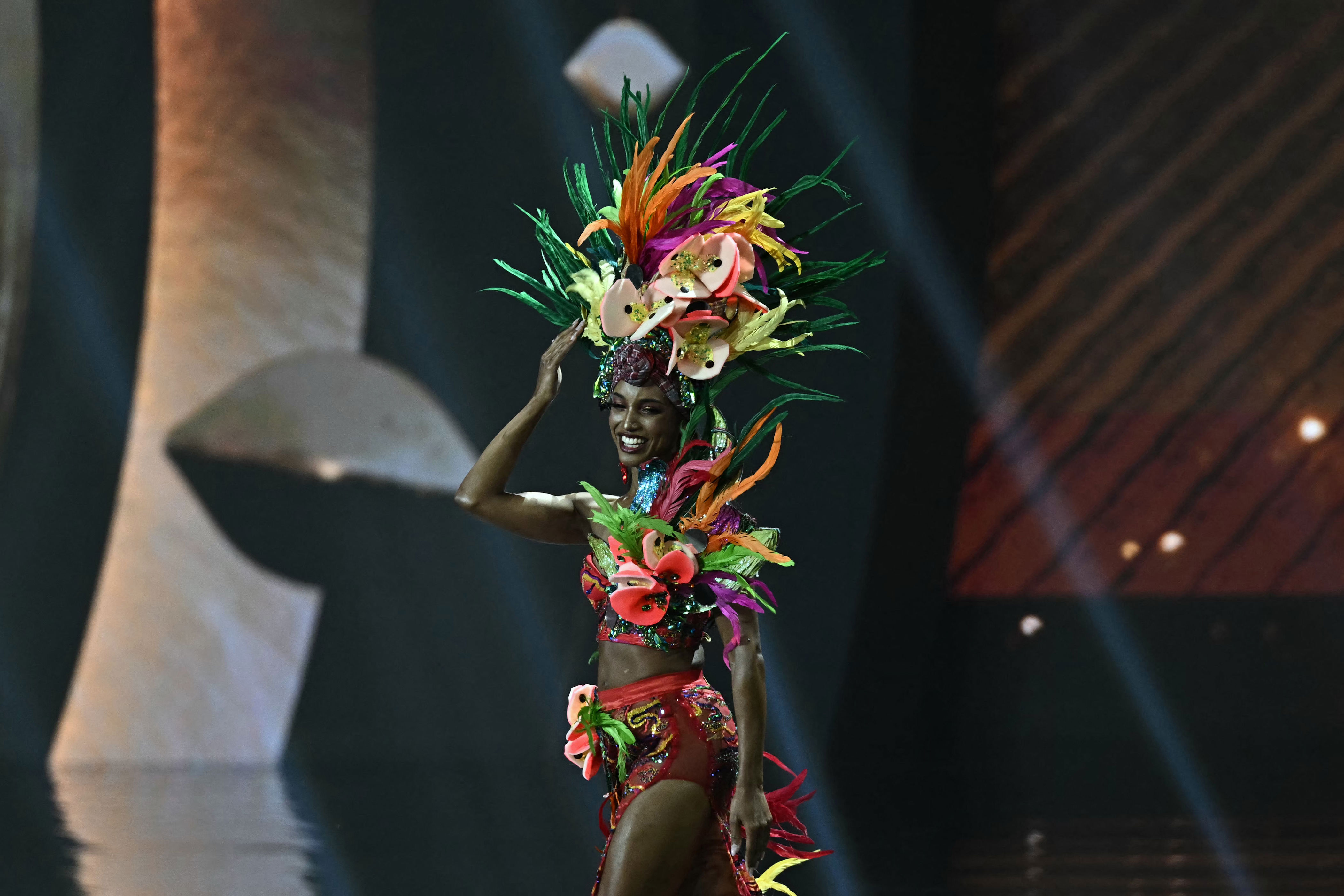 Miss Jamaica falls off stage during Miss Universe pageant