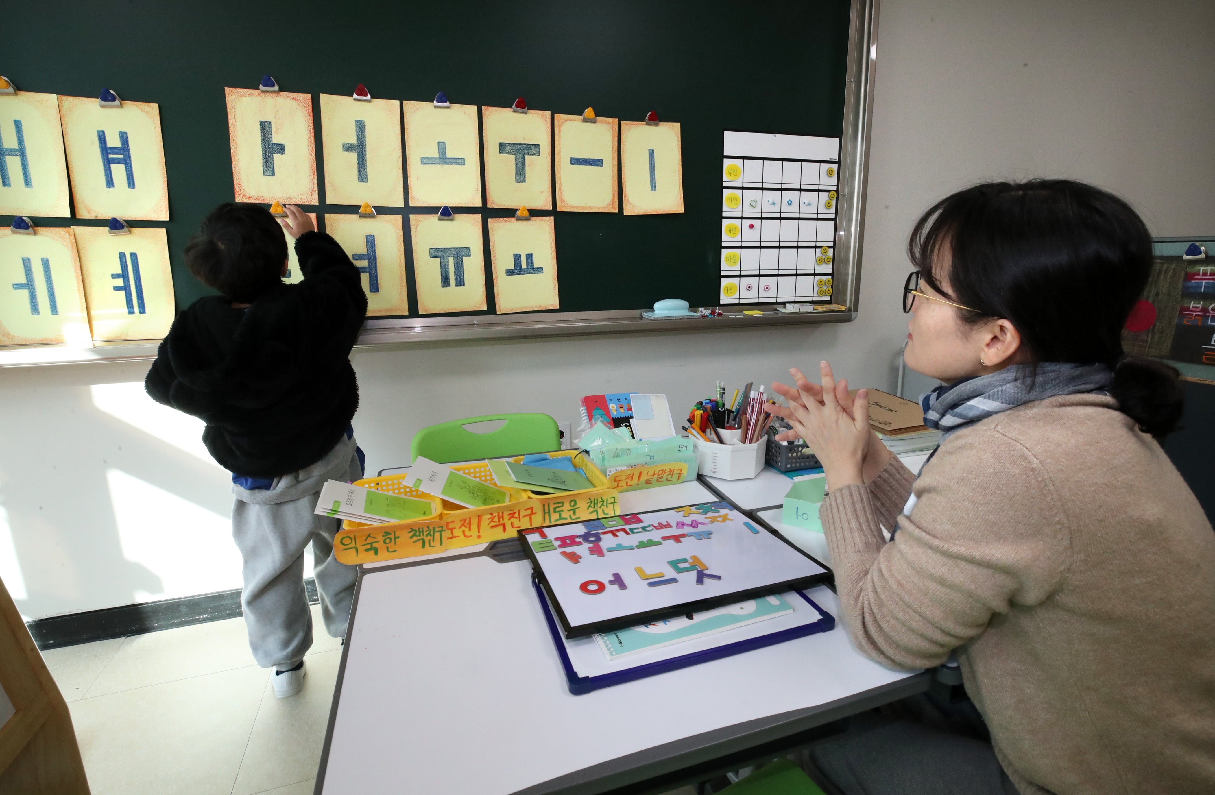 Students Overcome Hangeul Struggles, Read Books in Four Months