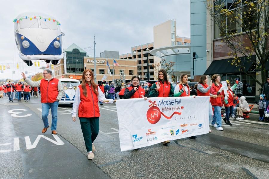 Thousands attend downtown Kalamazoo holiday parade