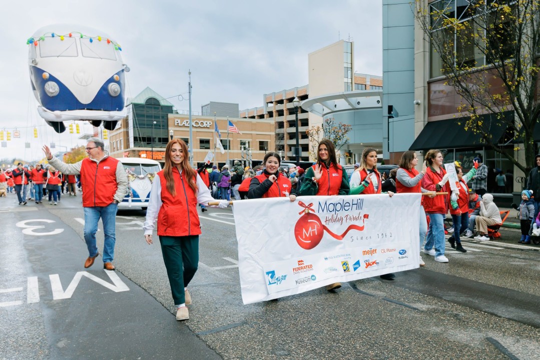 Thousands attend downtown Kalamazoo holiday parade