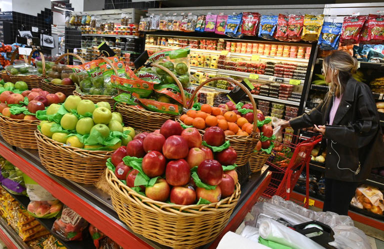 Fed officials ‘expressed strongly differing views’ on December rate cut ...