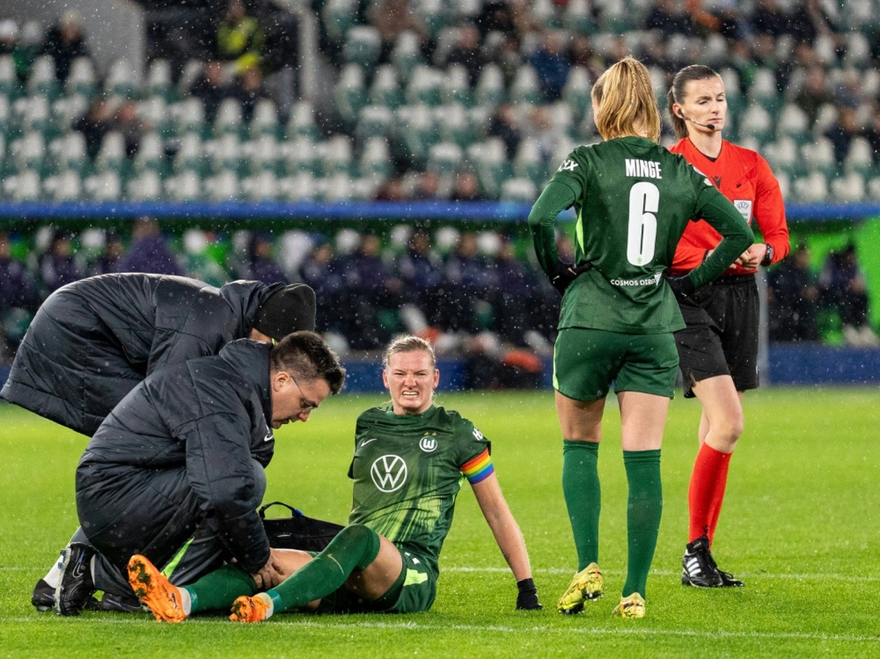 Sorgen um Popp: Wolfsburg schlägt ManUnited mit Oranje-Power