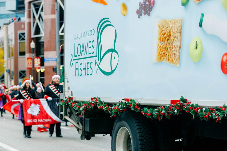 Thousands attend downtown Kalamazoo holiday parade