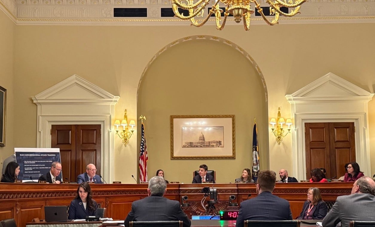 U.S. Congress Debates Ban on Lawmakers' Stock Trading, Family Members