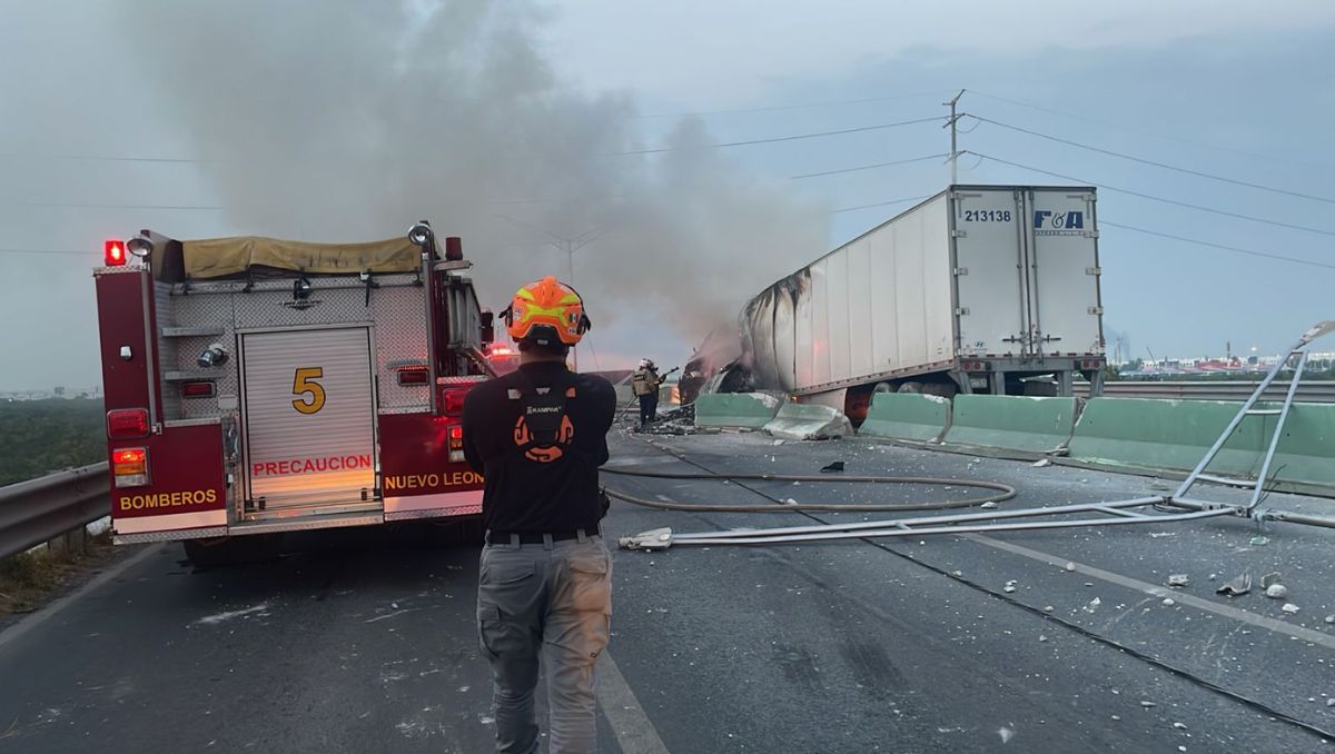 Choque e incendio de tráiler causa cierre de autopsita al Aeropuerto en ...