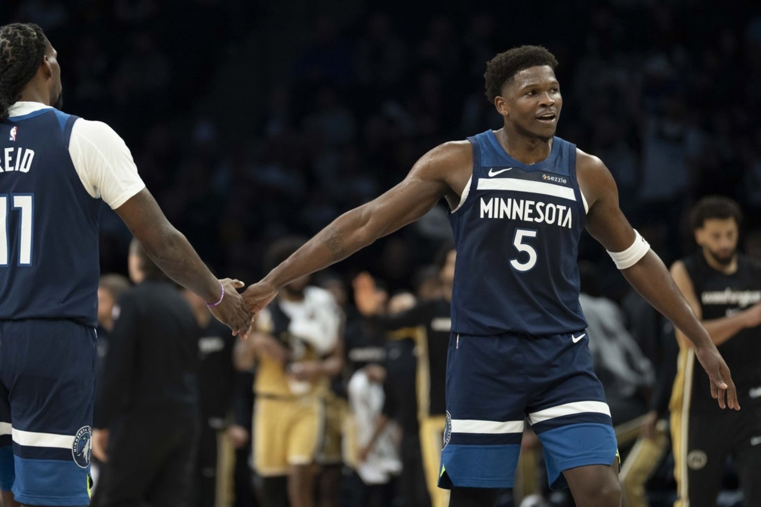 Wolves grab big lead, fend off Wizards' comeback bid