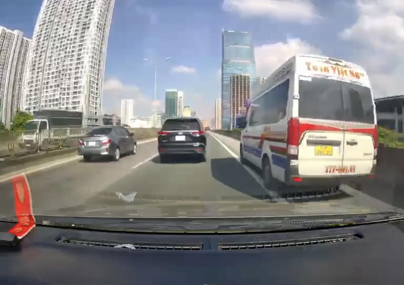 Tài xế được miễn xử phạt khi lái xe vào làn khẩn cấp