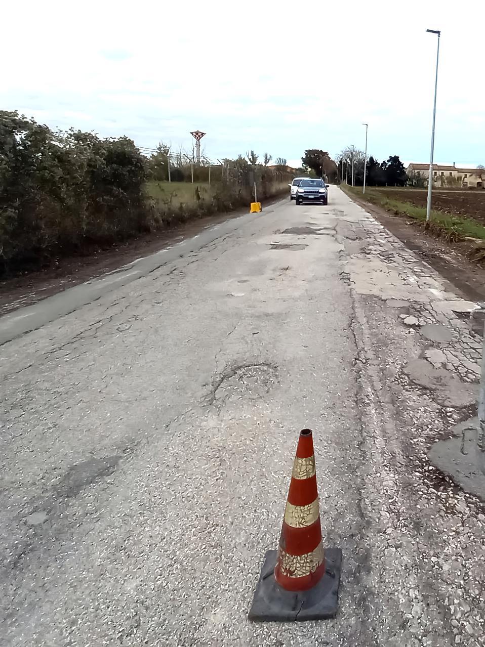 Via del Fiume, addio buche. Pronta la cura del bitume