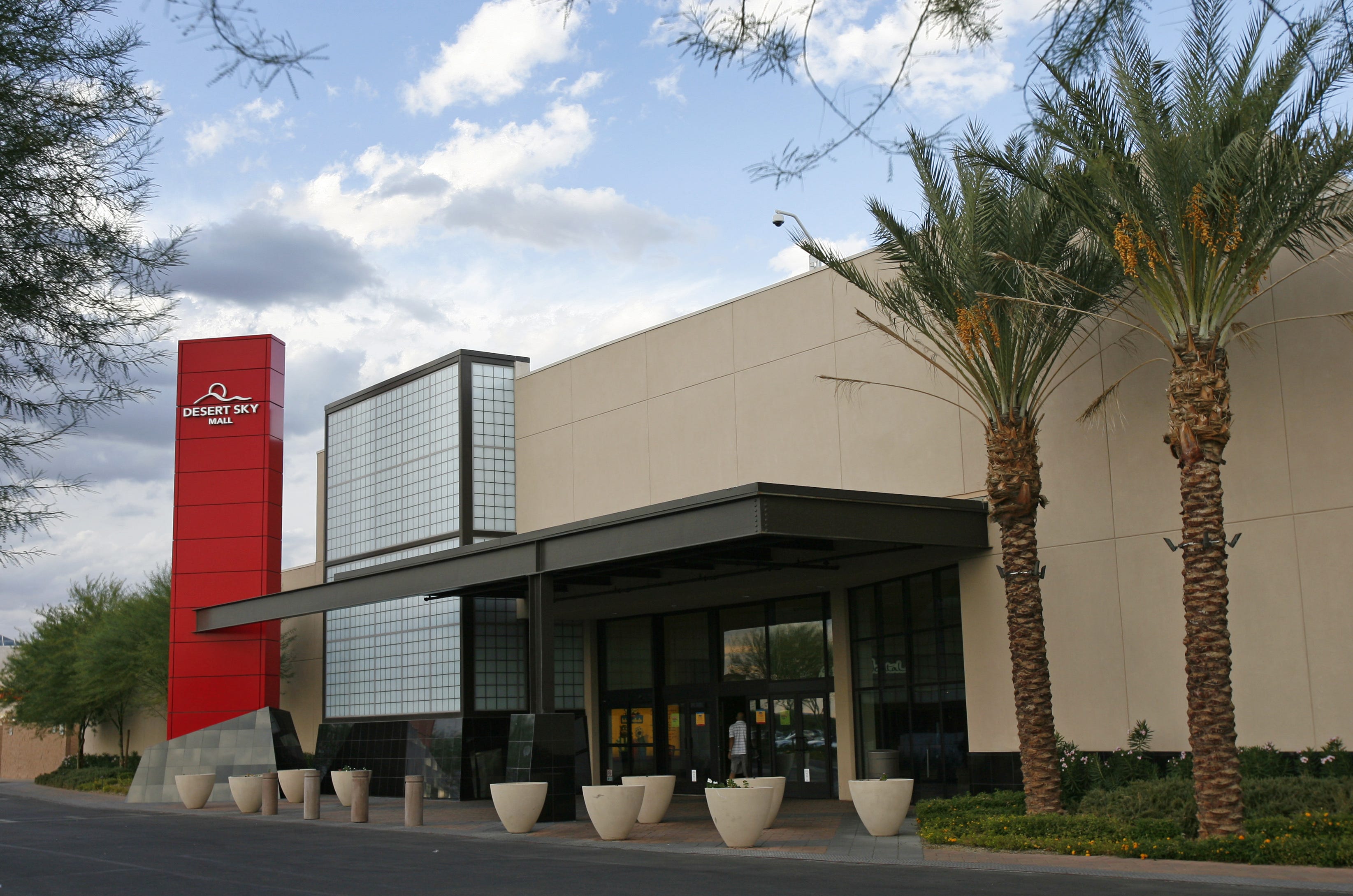 Teen boy dead, another teen injured after shooting at Desert Sky Mall