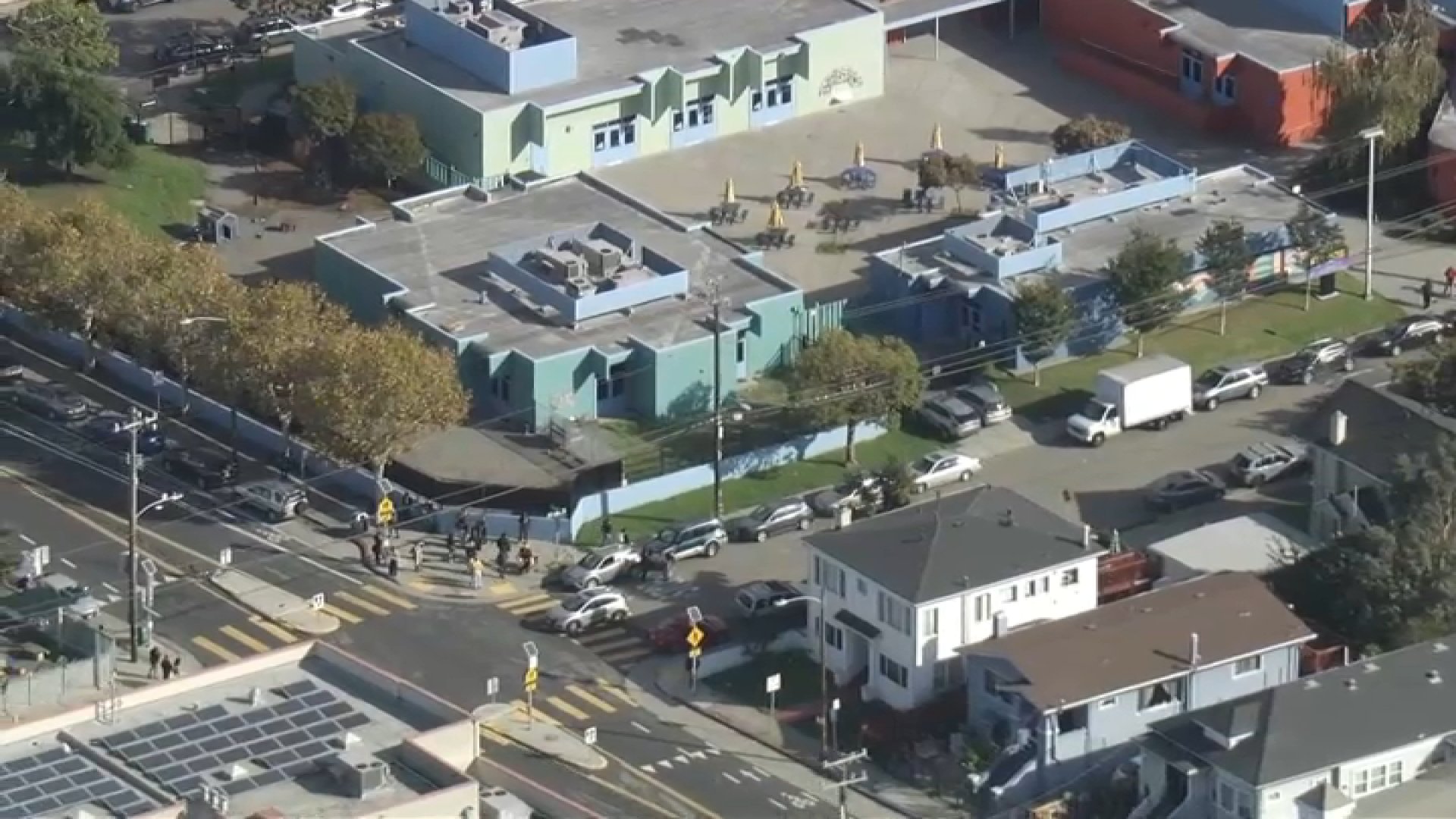 Cierran escuela primaria tras reportes de agentes federales en Oakland