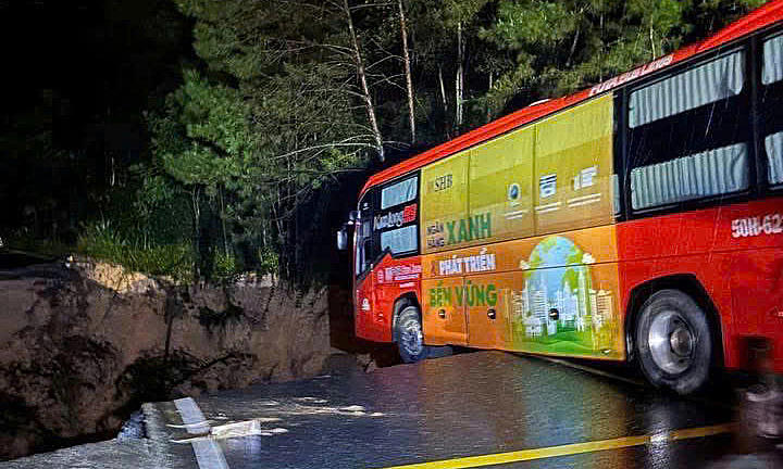 Passenger bus teeters above ravine as Da Lat's Mimosa Pass collapses