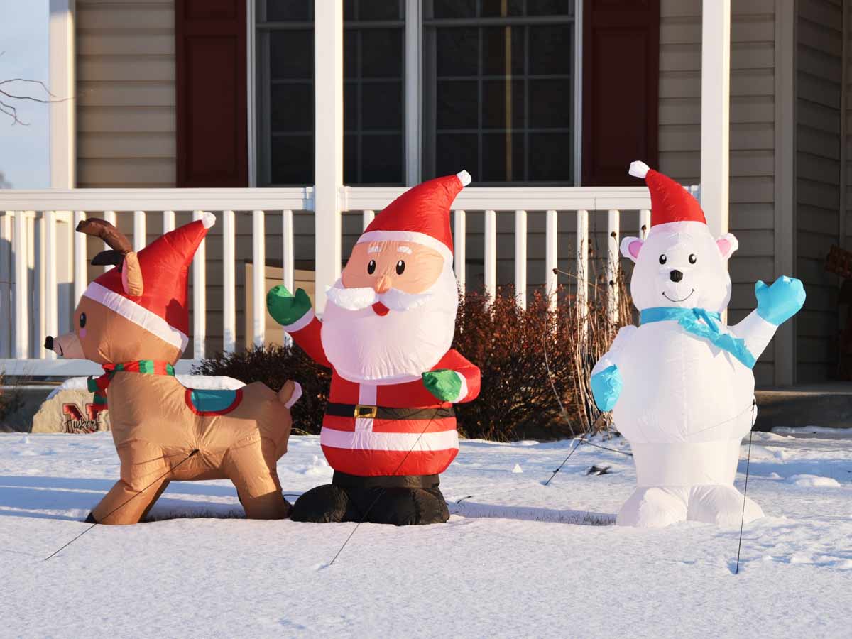 25 tackiest Christmas decor trends of 2025