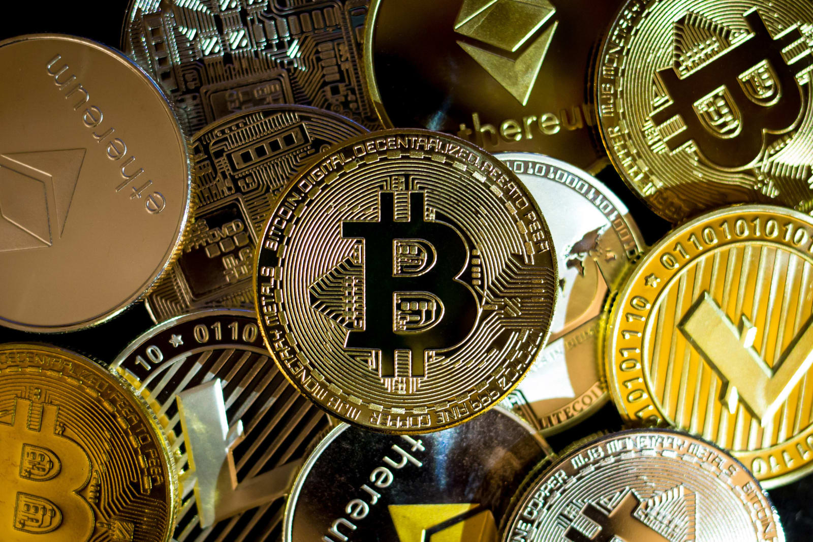 Litecoin drops 6% as Bitcoin falls below $90K and crypto market sells off