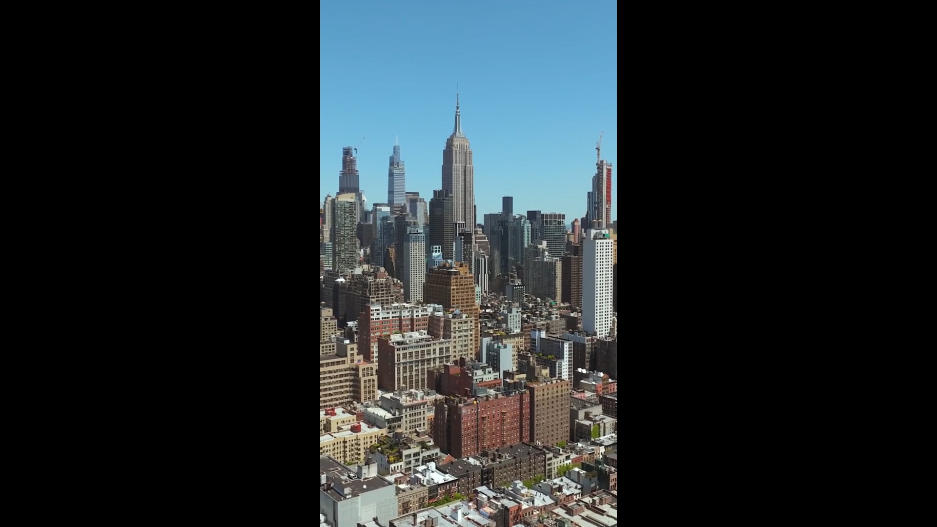 Manhattan Marvel: Empire State v noci, pohled z dronu.