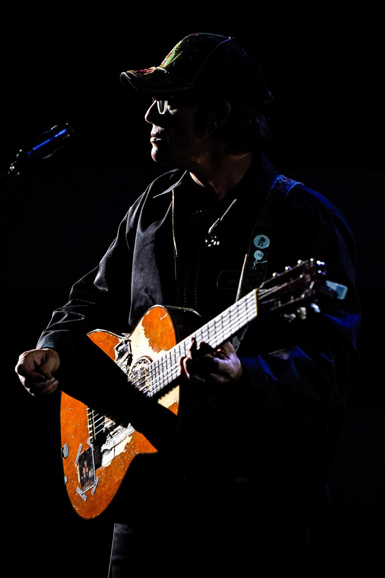 Stephen Wilson Jr. joins Shaboozey for powerful duet during 2025 CMA Awards