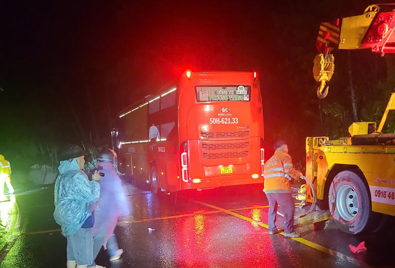 Passenger bus teeters above ravine as Da Lat's Mimosa Pass collapses