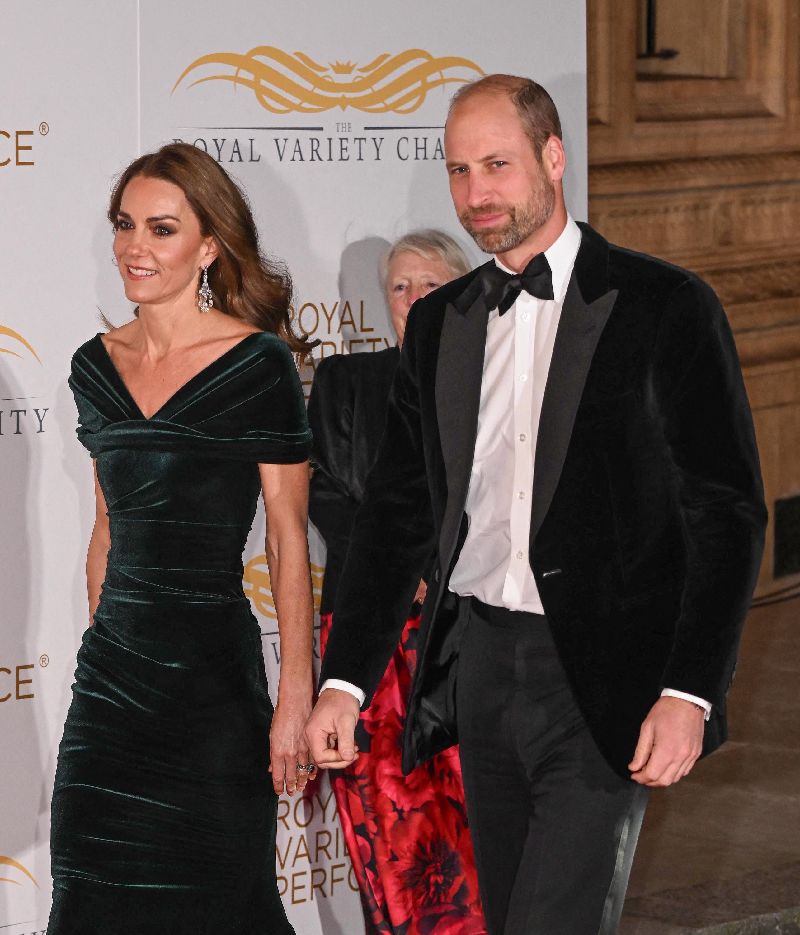 Kate Middleton éblouit la Royal Variety Performance en robe velours ...